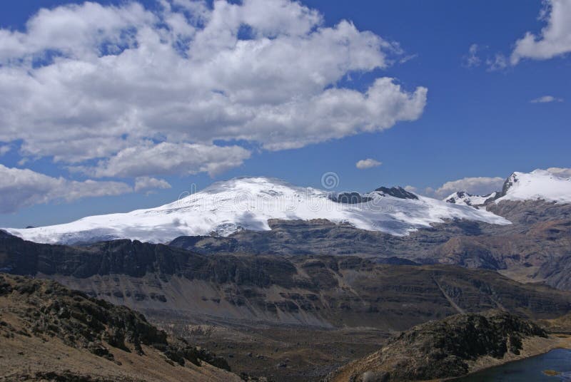 Fronti Ripidi Della Neve Sulla Montagna Delle Ande Immagine Stock ...