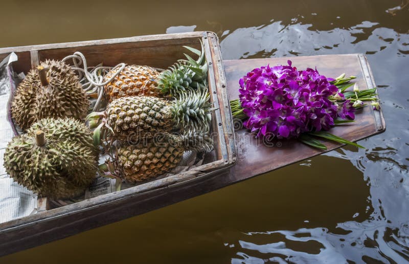 Fruchtboot. stockbild. Bild von vegetarier, glänzend - 12734217