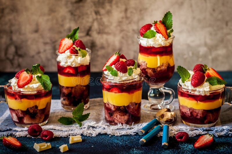 Frucht-Kuchen, Gelee Und Berry Individual Trifles Stockbild - Bild von ...