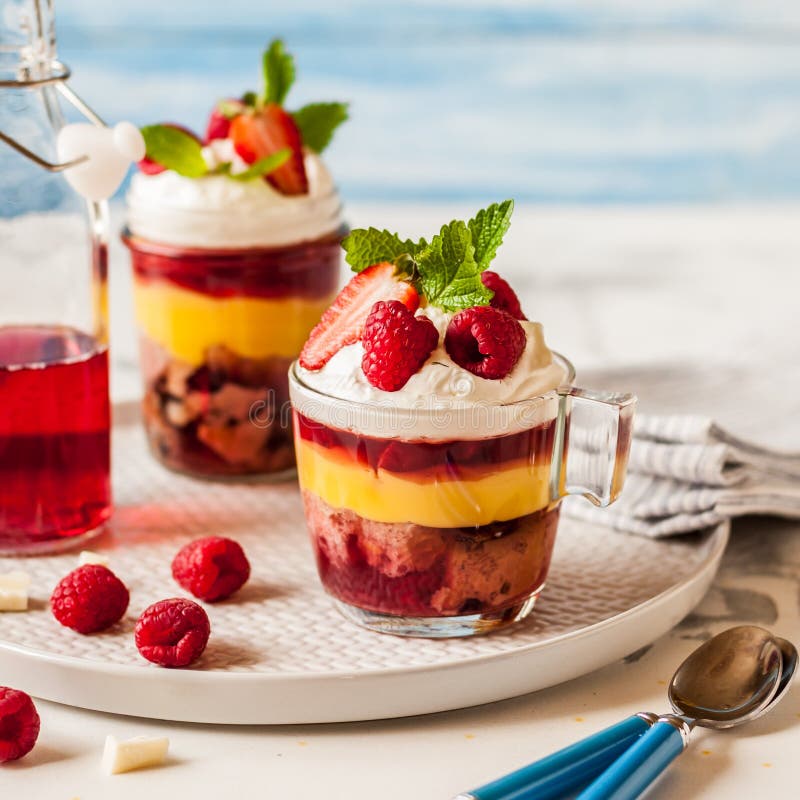 Frucht-Kuchen, Gelee Und Berry Individual Trifles Stockfoto - Bild von ...