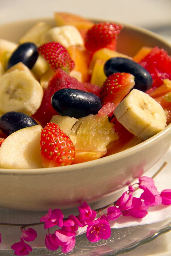 Fruchtsalat stockbild. Bild von gesund, vitamine, frisch - 23352157