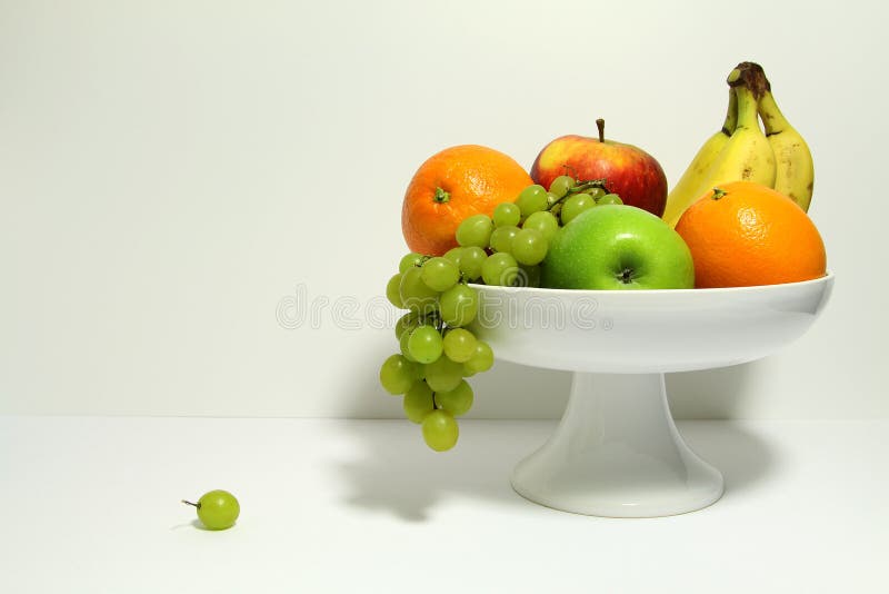 Fruit dans un bol de fruit image stock. Image du frais - 50949647
