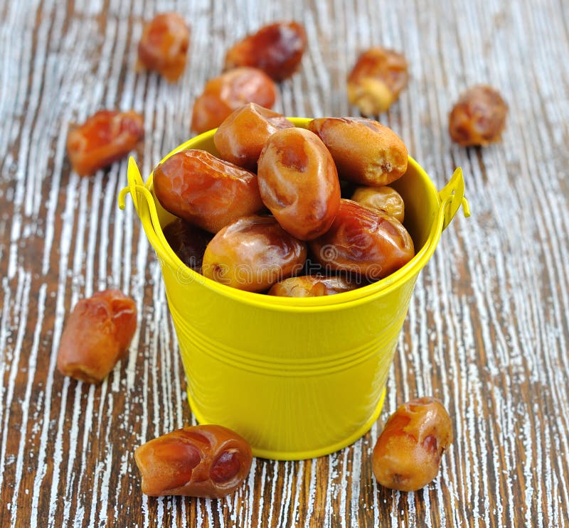 Fruit De Dattes Dans La Petite Position Jaune Photo stock - Image du ...
