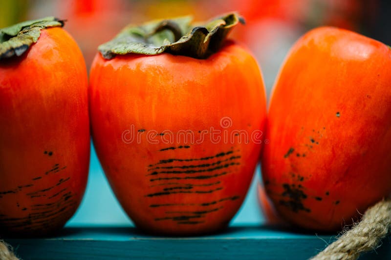 Fruit De Kaki Sur La Table Dans Le Style Rustique Vintage Photo stock ...