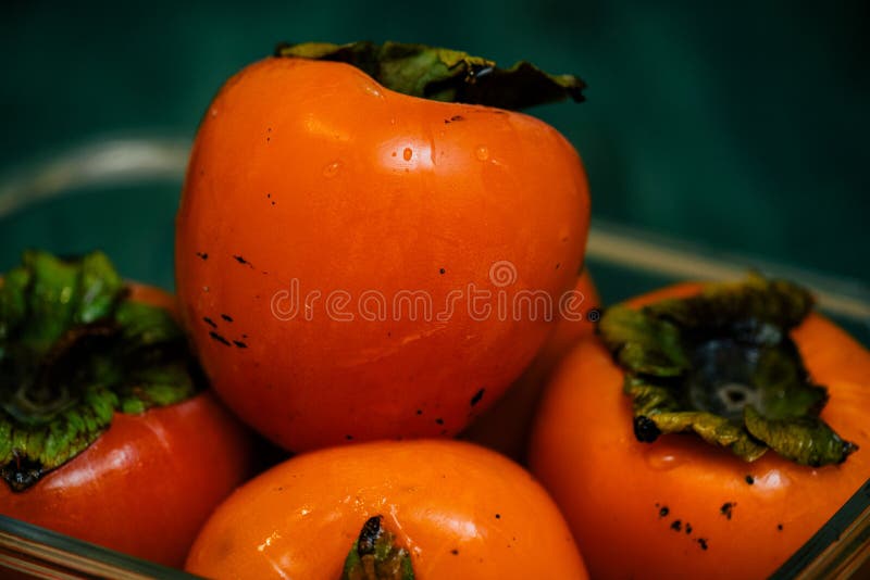 Fruit De Kaki Sur La Table Dans Le Style Rustique Vintage Image stock ...