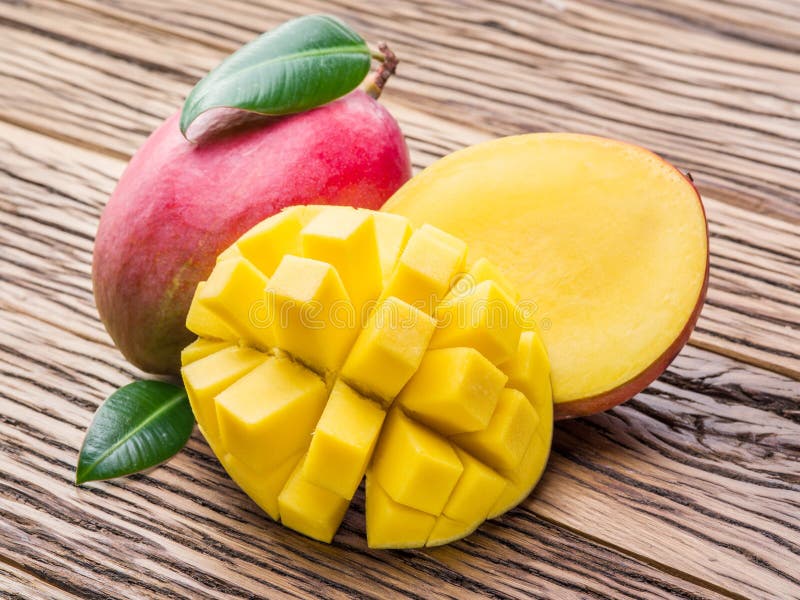 Fruit De Mangue Et Cubes En Mangue Photo stock - Image du fond, rural ...