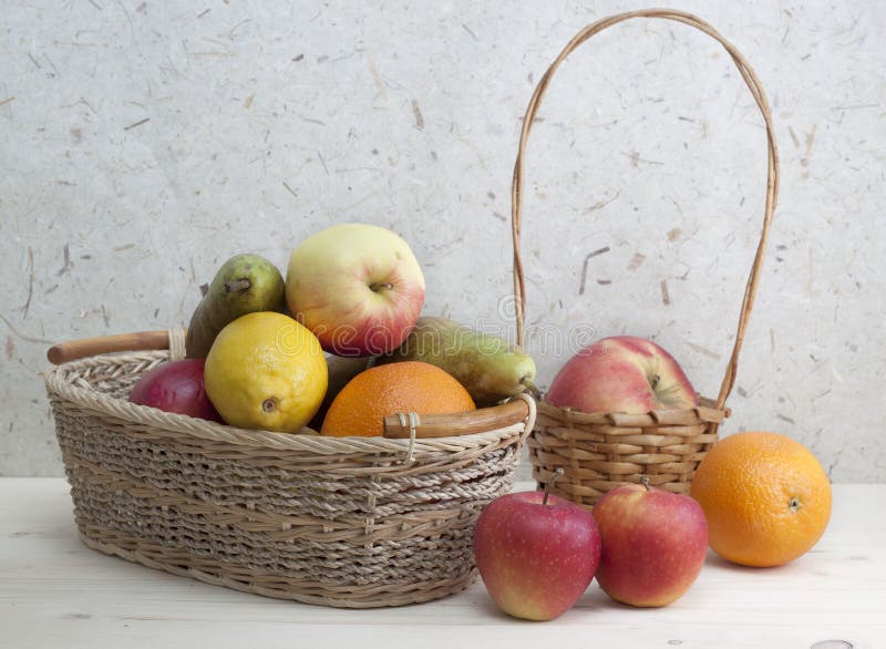 Fruit in een mand. stock afbeelding. Image of peer, eten - 33770075