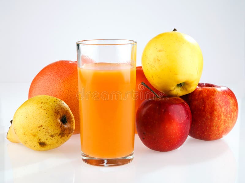 Fruit et verre de jus image stock. Image of vivacité - 30634907