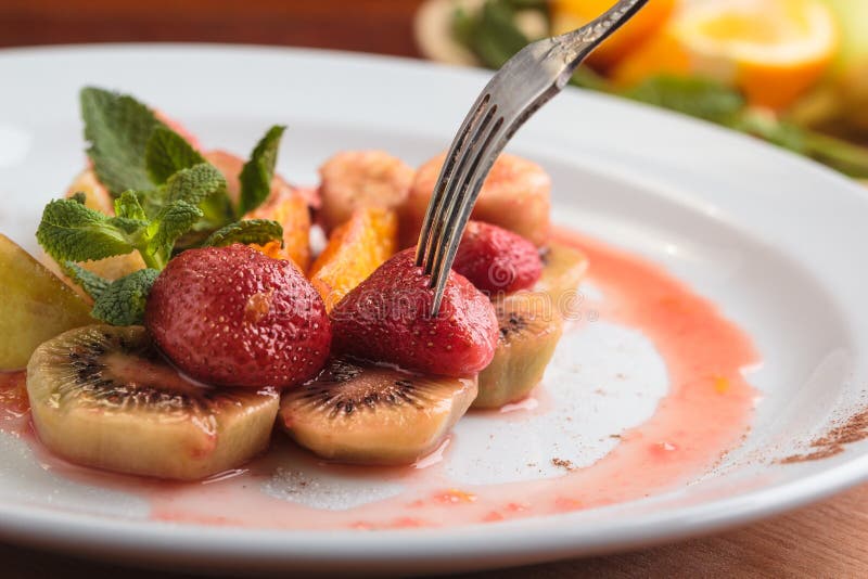 Fruit Flambe Op Witte Plaat Stock Afbeelding - Image of hipster ...