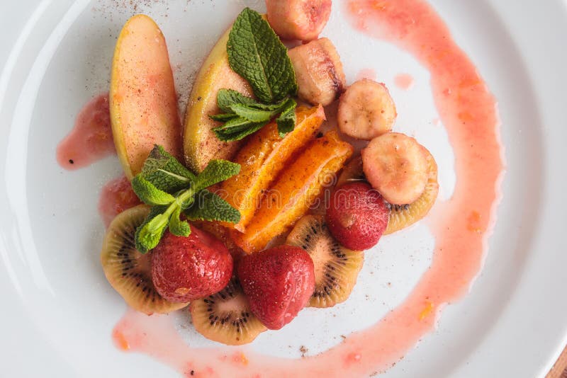 Fruit Flambe Op Witte Plaat Stock Afbeelding - Image of vrucht ...