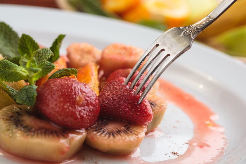 Fruit Flambe Op Witte Plaat Stock Foto - Image of voeding, kerstmis ...