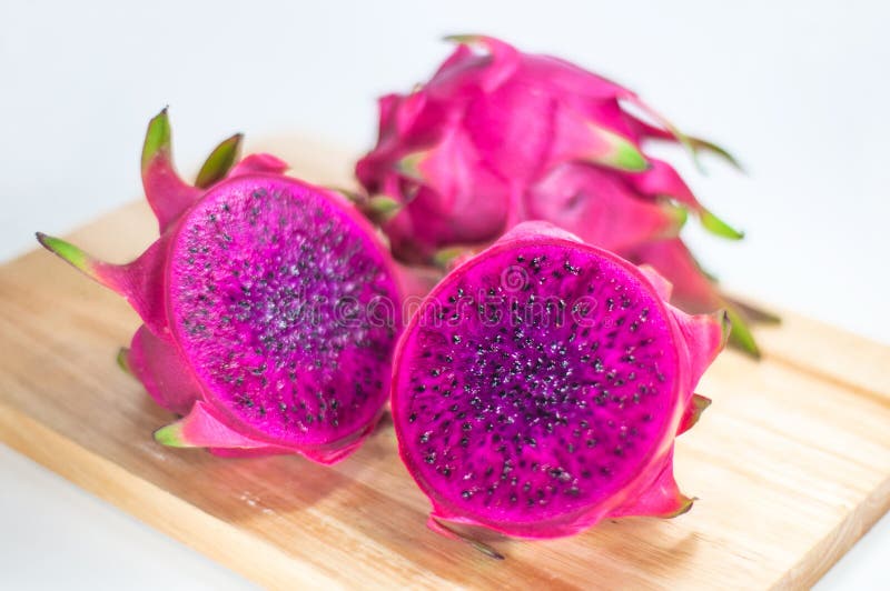 Fruit du dragon rouge image stock. Image du détail, isolement - 25436045