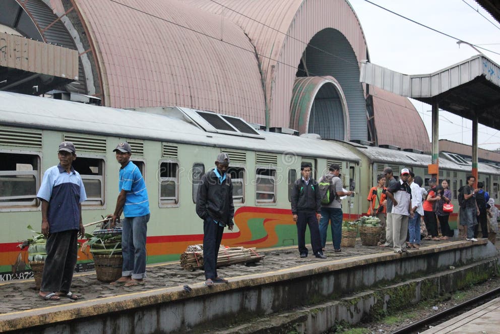 Fruit Seller editorial photography. Image of fruit, passengers - 23455142