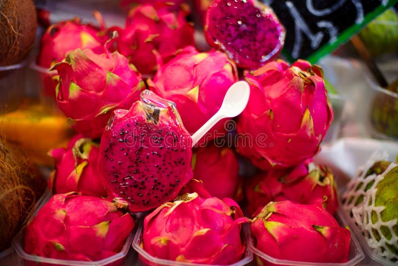 Fruits Tropicaux De Pitaya Rouge Sur La Table Blanche Photo stock ...
