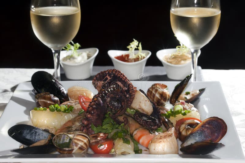 Fruits de mer et vin blanc image stock. Image du restauration - 35199427