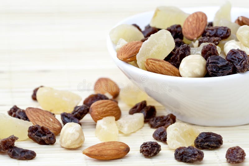 Fruits et noix secs image stock. Image du fruits, secs - 13249453