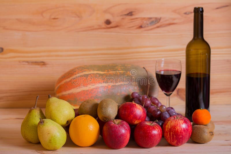 Fruits et vins photo stock. Image du dessert, mûr, fruits - 154487184