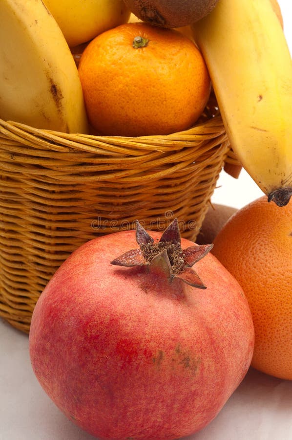 Fruits Exotiques Dans Un Panier Image stock - Image du mélange ...