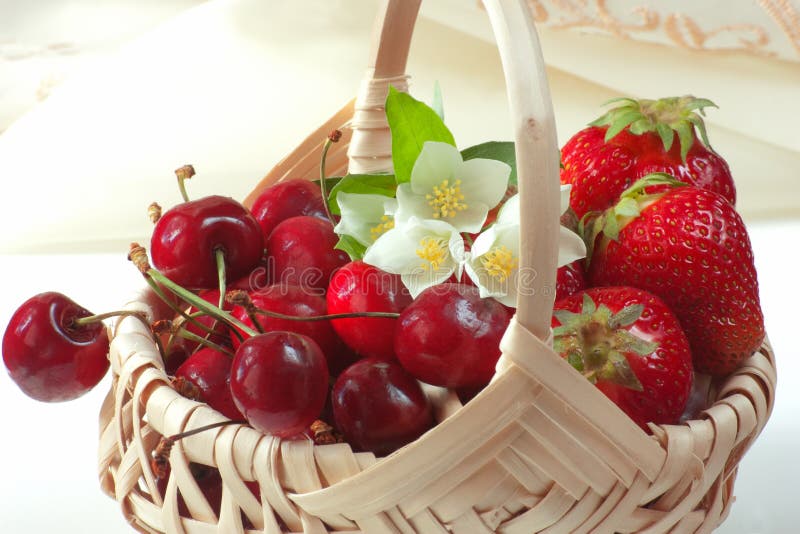 Fruits Rouges Avec Des Fleurs Dans Le Panier Photo stock - Image du ...