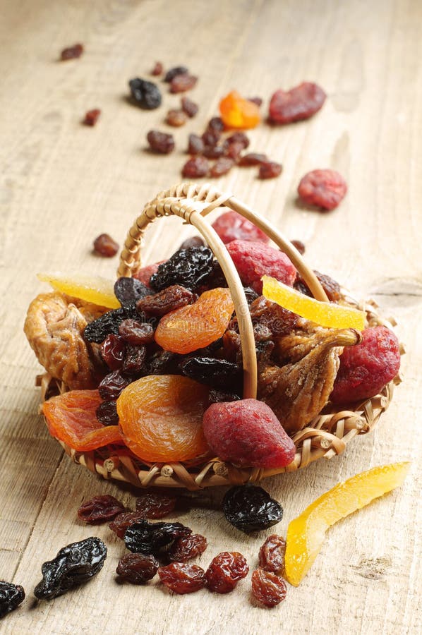 Ramassage De Panier D'abricots Photo stock - Image du abricots, panier ...