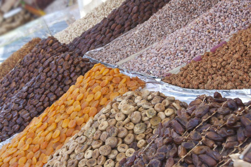Fruits Secs De Marrakech Medina Photo stock - Image du pile, datte ...