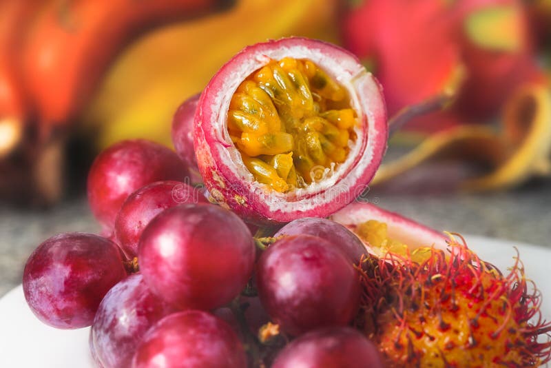 Fruits tropicaux photo stock. Image du juteux, mandarine - 18068378