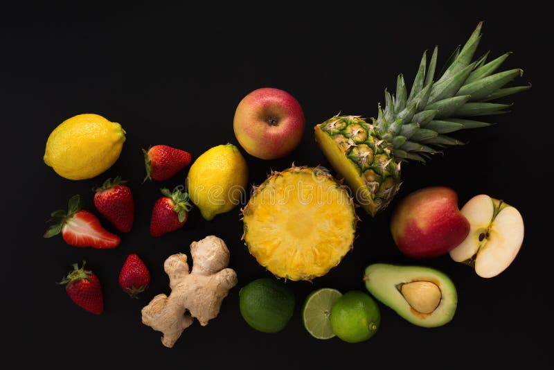 Fruits Tropicaux Sur Le Fond Noir Photo stock - Image du coupure ...