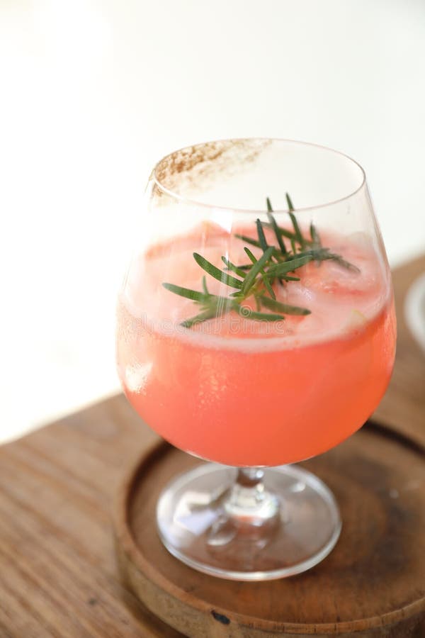 Fruity Vodka Party Punch Sobre Mesa De Madera Imagen de archivo ...