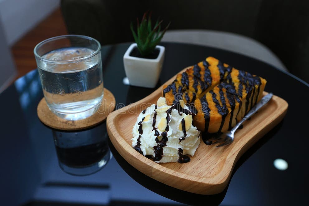 Frukost arkivfoto. Bild av bufferten, piskat, sunt, kräm - 83791960