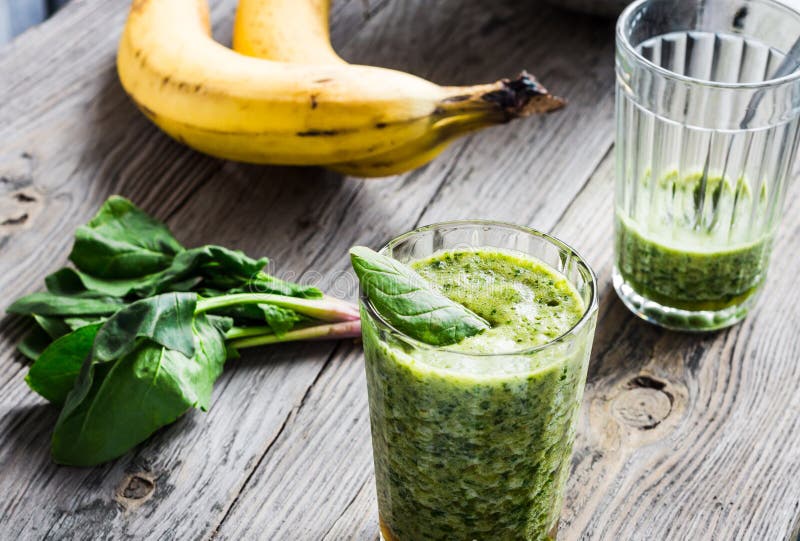 Il Frullato Verde Della Vitamina Con Le Foglie Degli Spinaci, La Banana ...
