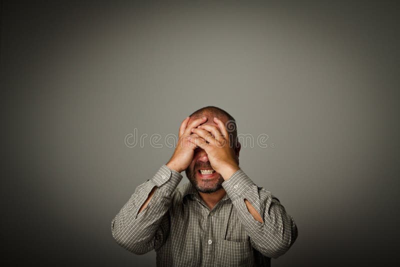 Retrato De Uma Jovem Mulher Zangada E Frustrada a Gritar Em Fúria Foto ...