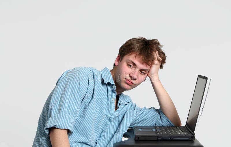 Frustrierter Teenager am Computer Stockfoto - Bild von haar ...