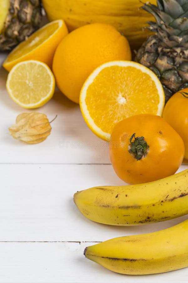 Verduras Y Fruta Anaranjadas Foto de archivo - Imagen de medio ...