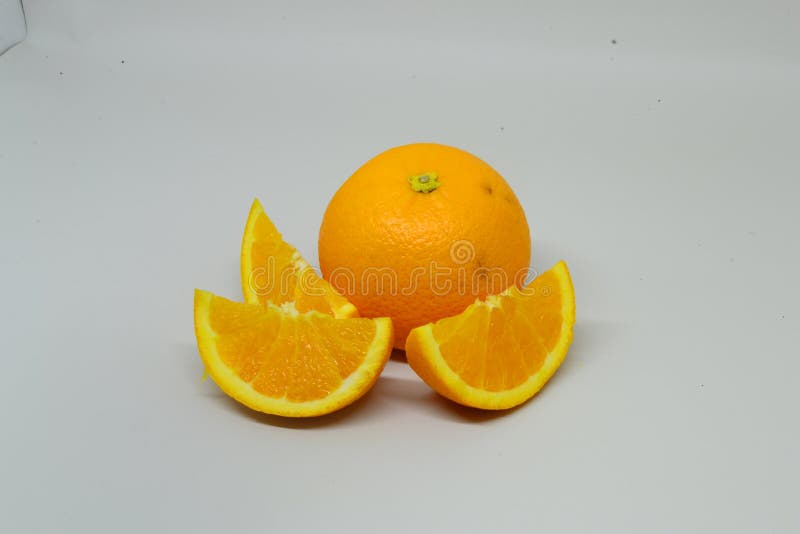 Fruta Anaranjada Aislada En El Fondo Blanco Foto de archivo - Imagen de ...