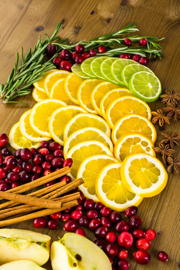 Fruta cortada foto de archivo. Imagen de maduro, verde - 62229342