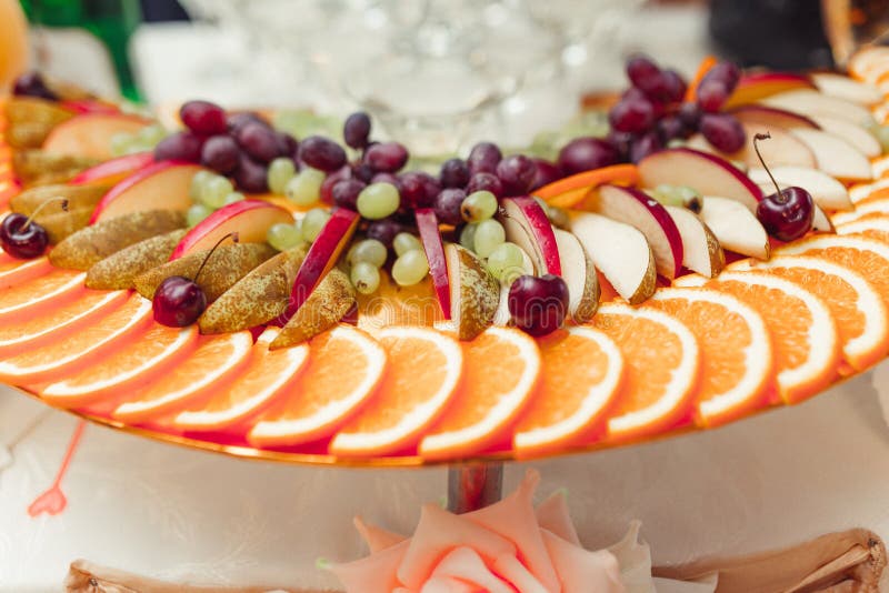 Fruta Cortada En Una Bandeja Foto de archivo - Imagen de anaranjado ...