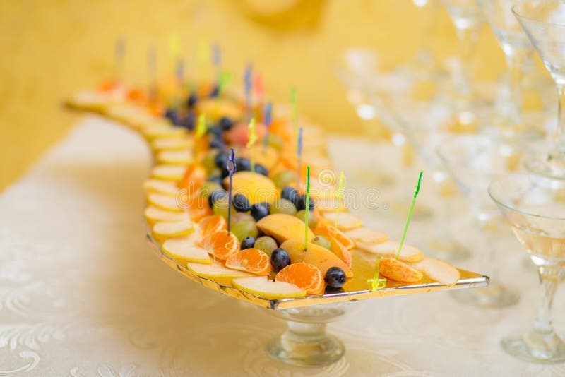 Fruta Cortada En Una Bandeja Foto de archivo - Imagen de anaranjado ...