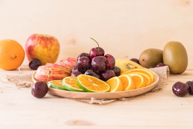 Fruta cortada mezclada foto de archivo. Imagen de anaranjado - 93141980