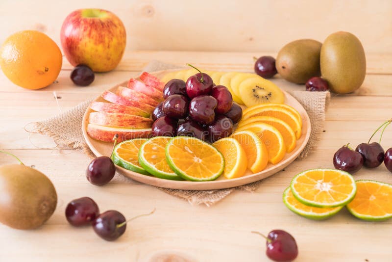 Fruta cortada mezclada imagen de archivo. Imagen de fondo - 93924217