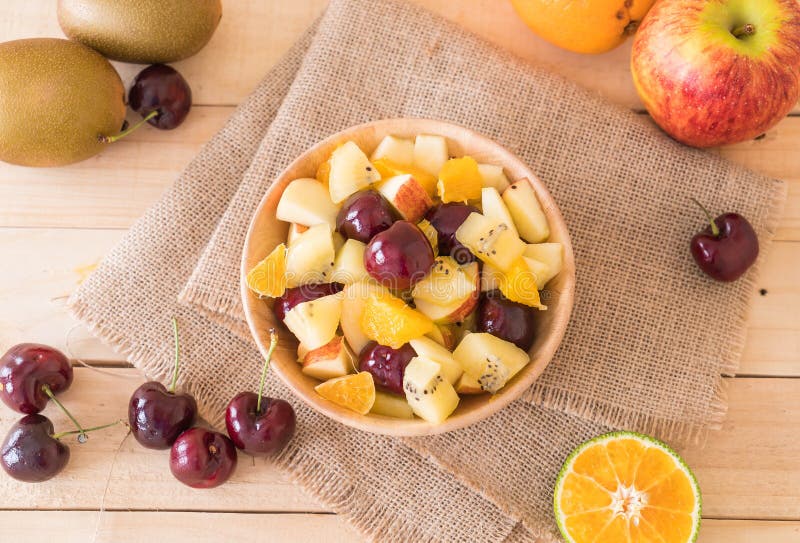 Fruta cortada mezclada imagen de archivo. Imagen de dieta - 94854921