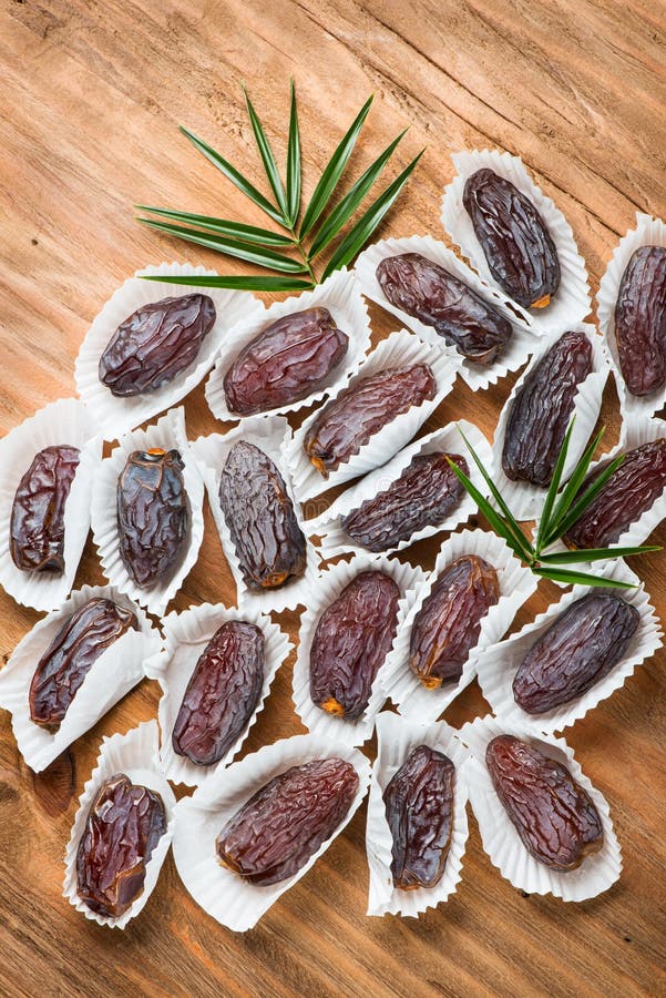 Fruta De La Fecha Secada En La Tabla Foto de archivo - Imagen de fruta ...