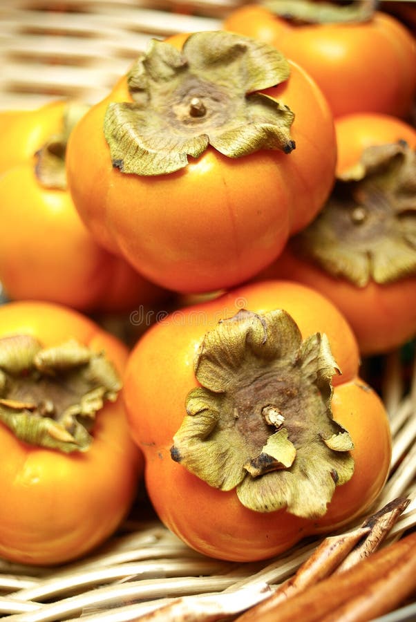 Fruta del caqui foto de archivo. Imagen de travieso, cesta - 12322986