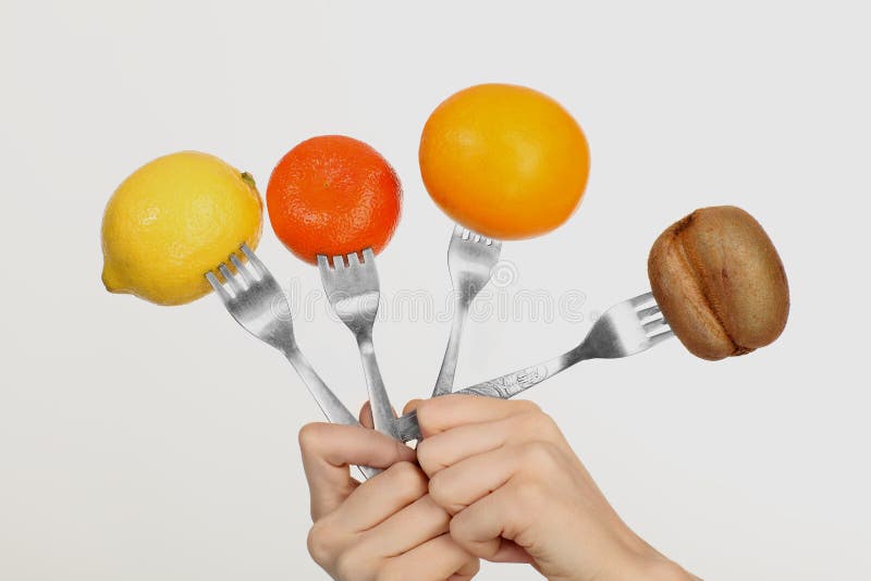 Fruta en una fork imagen de archivo. Imagen de rojo, color - 27403831