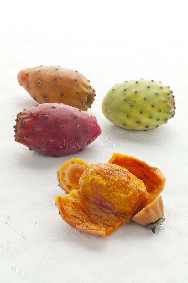 Fruta Entera Y Pelada Del Higo Chumbo Imagen de archivo - Imagen de ...