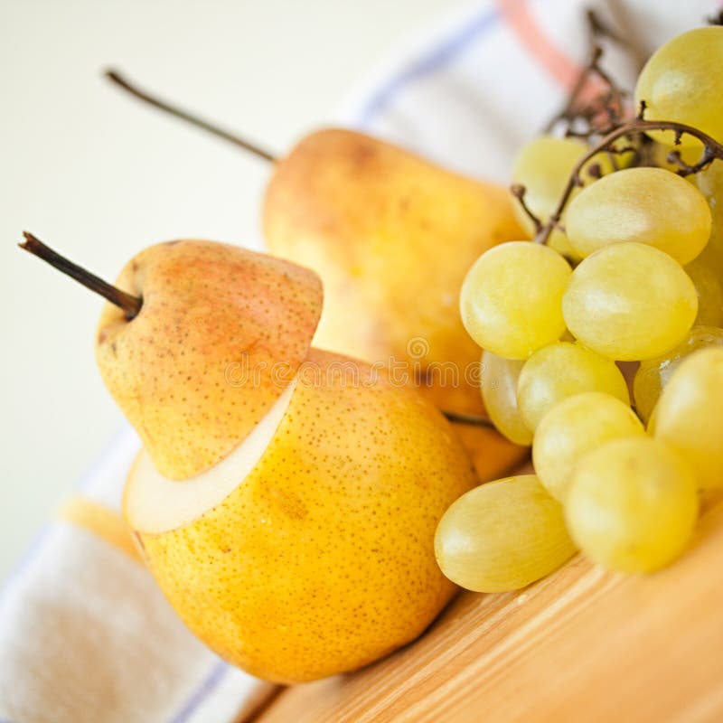 Fruta Fresca De La Pera Y De La Uva Foto de archivo - Imagen de ...