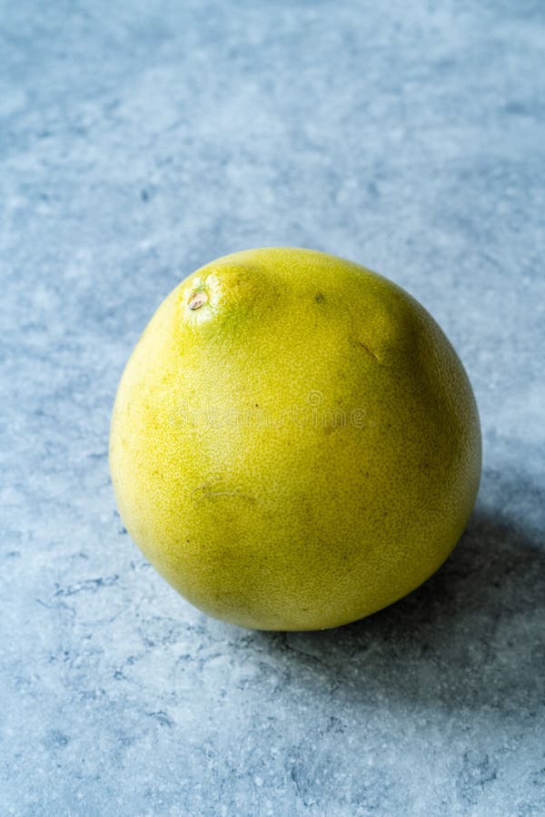 Fruta Inteira De Mel Pomelo. Pronto Para Comer Imagem de Stock - Imagem ...