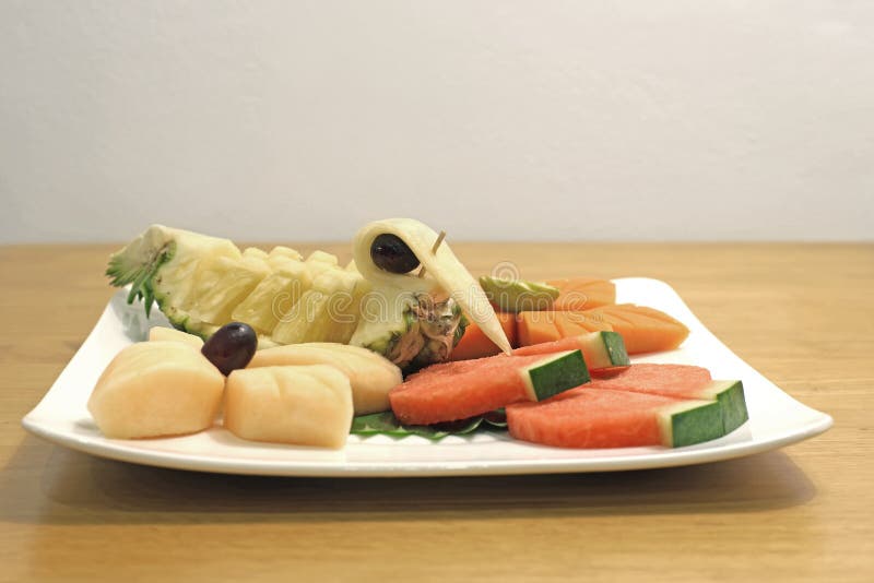 Fruta Mezclada En La Placa Blanca Foto de archivo - Imagen de jugo ...