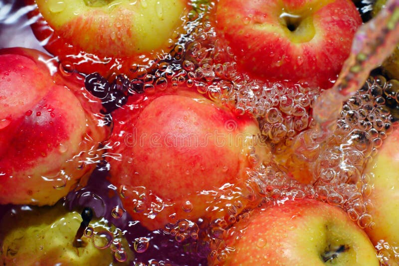 Fruta molhada foto de stock. Imagem de fluir, brilhantemente - 6498818