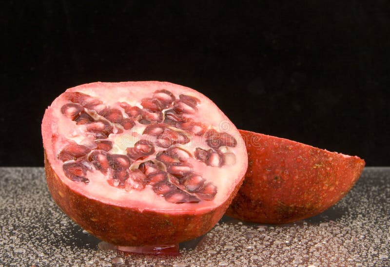 Granada partida en dos foto de archivo. Imagen de jugo - 17305904