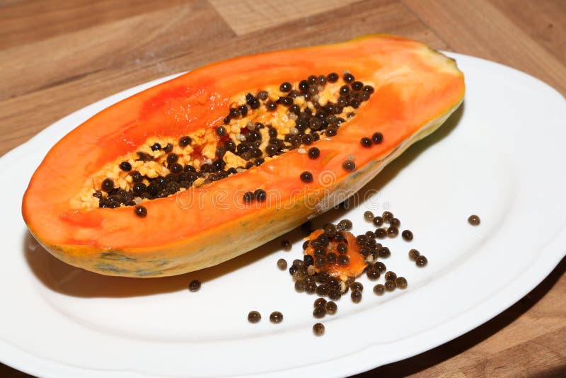Papaya partida en dos foto de archivo. Imagen de maduro - 26711660